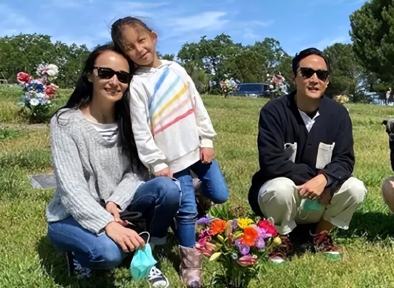 Wu Yanzu and his wife show their affection, their faces are drooping ...