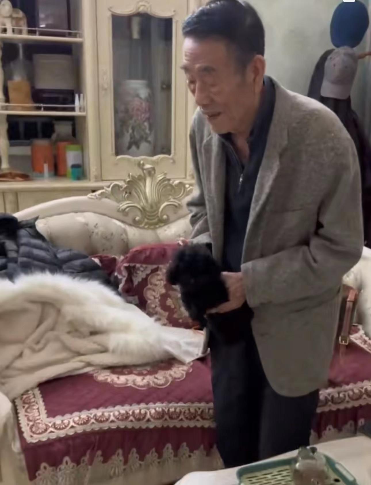 90-year-old Yang Shaohua watched the World Cup at home, staggered when he walked, his eyes were ...