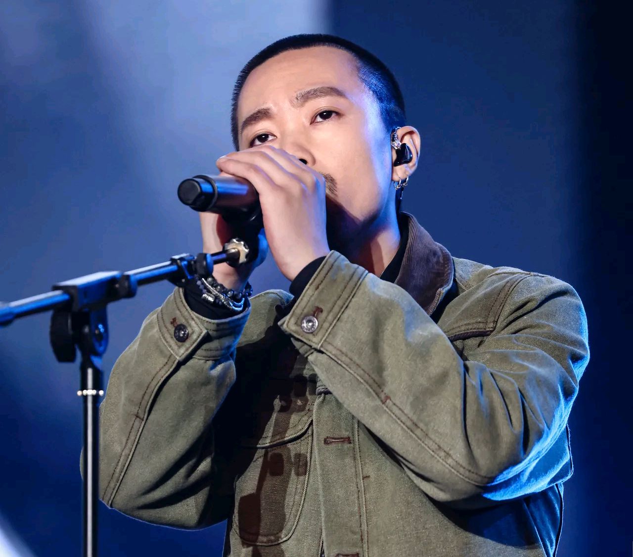 How does Xiang Yahong, the new lead singer of Black Panther compare to ...