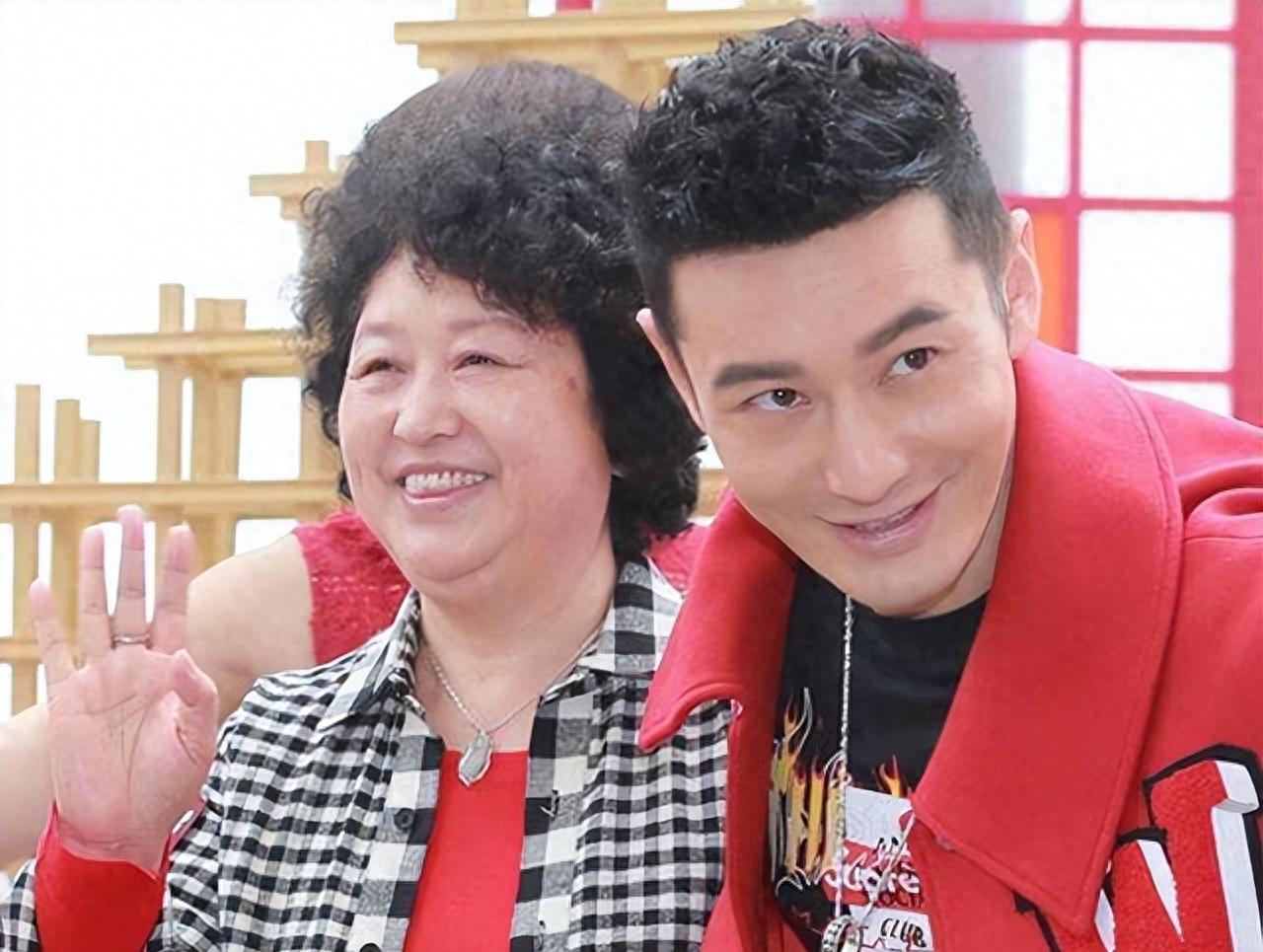 Zhang Suxia: Her son is the famous star Huang Xiaoming and her daughter ...