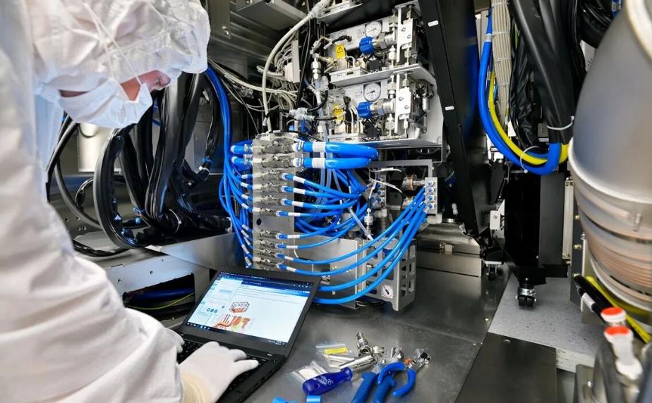 The lithography machine ushered in the "ice breaking", and the domestic ...