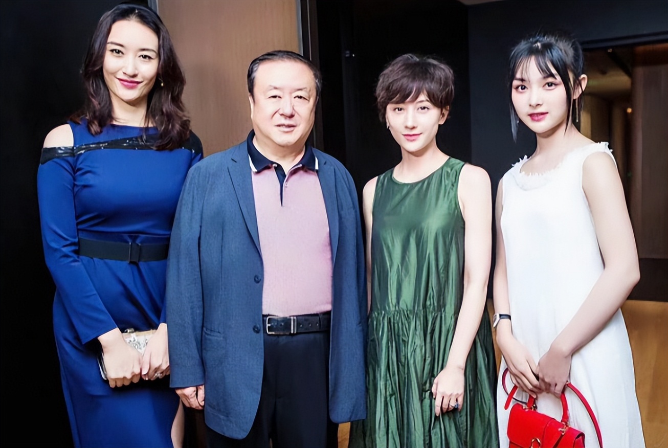 Abandoning Tian Ge and Wu Qianqian, but doting on his third-married wife, is You Xiaogang's ...