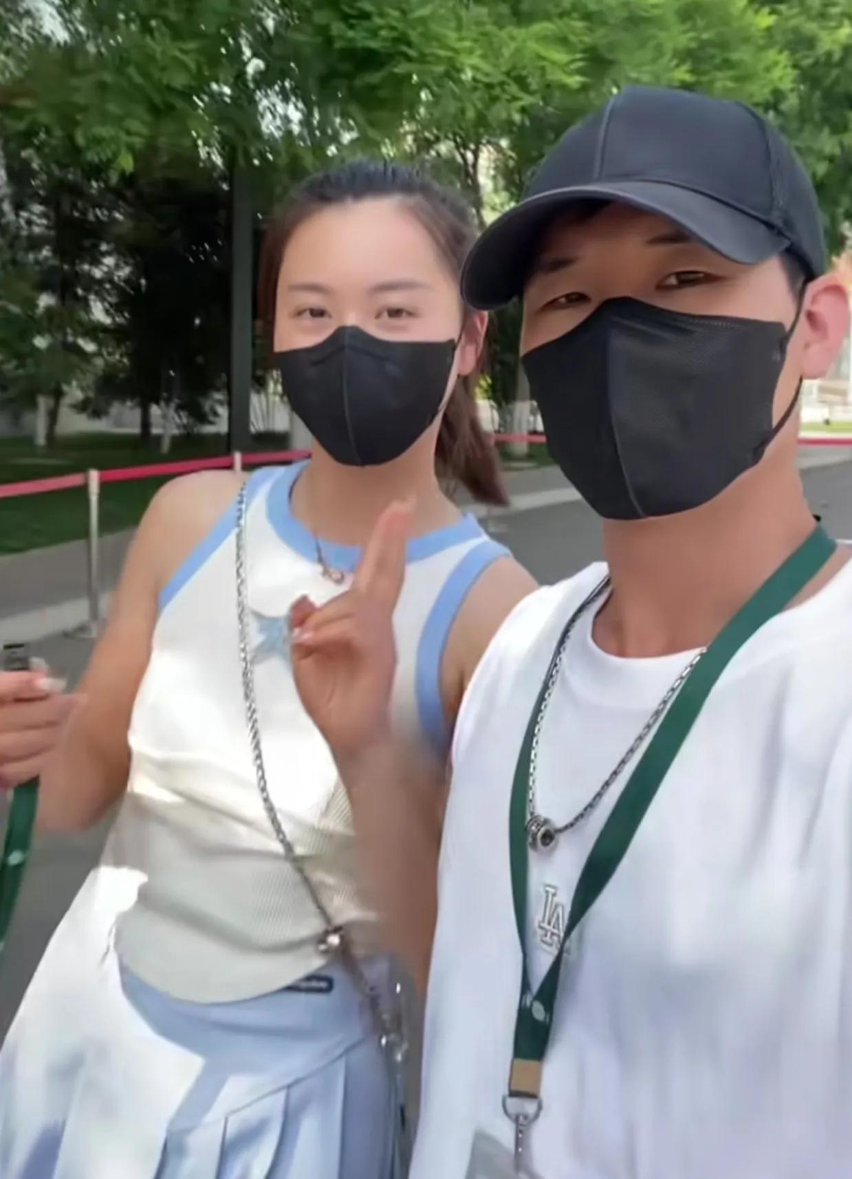 Actor Xie Mengwei took his wife to participate in the 2023 Weibo Night ...