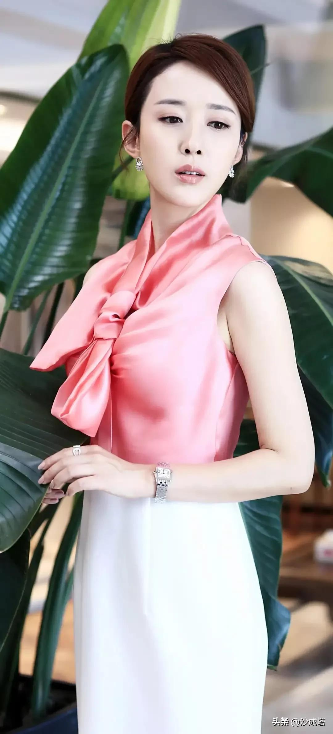 Sexy and charming Yan Danchen - iNEWS