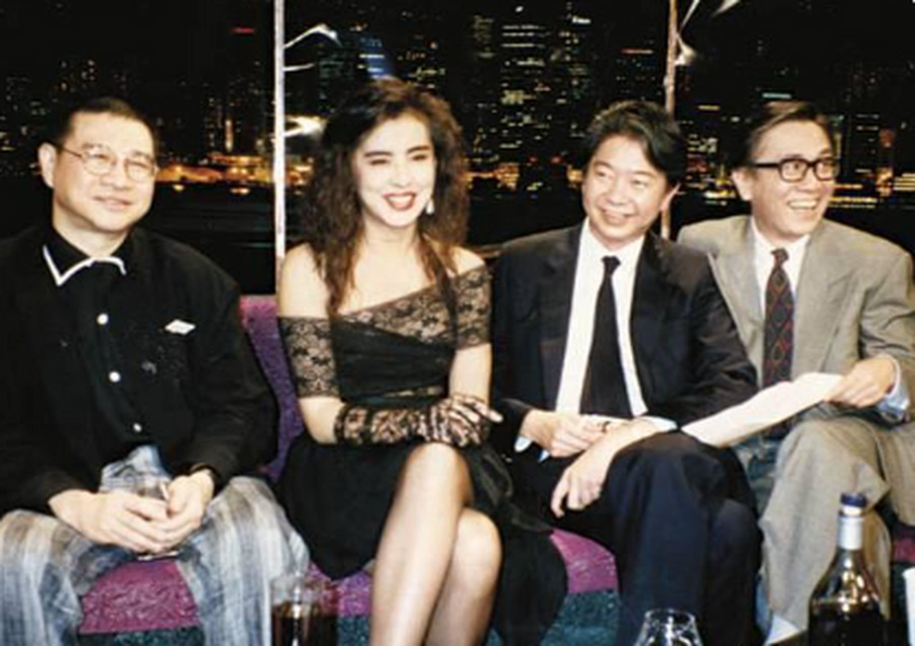 "Music Godfather" Huang Zhan, holding hands with childhood sweethearts ...