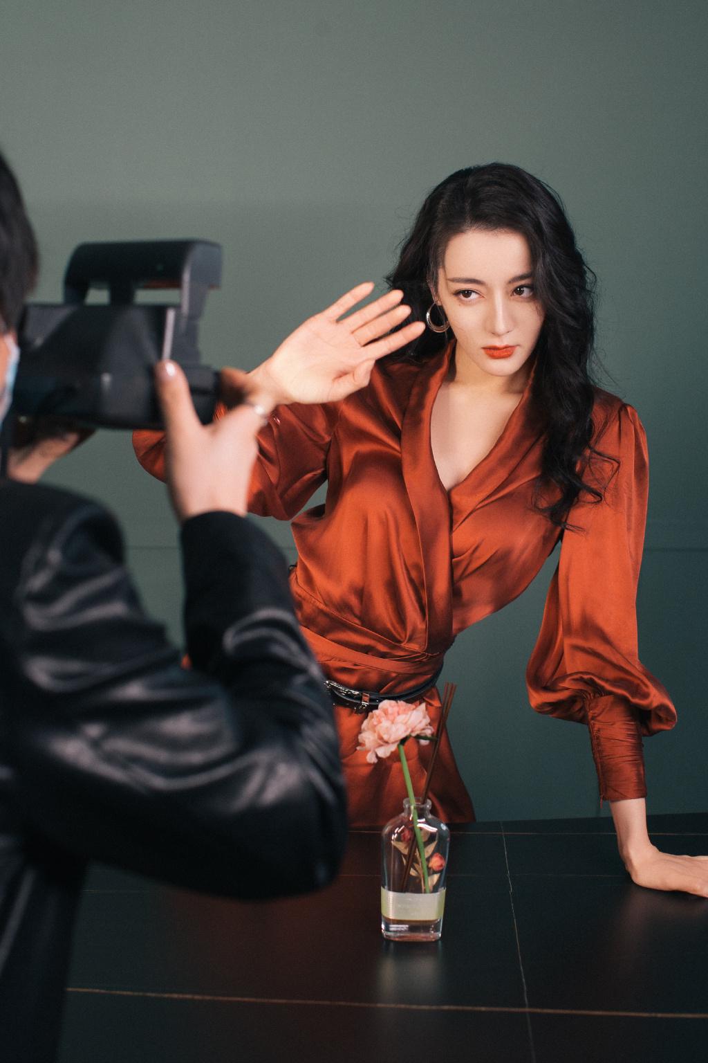 Di Ali Gerba's dirty orange pajamas look lazy and glamorous in one go ...