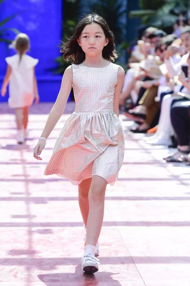 Faye Wong's daughter Li Yan posted oil paintings of mother and daughter in the same frame ...