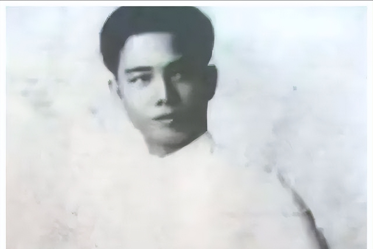 In 2005, Wang Jingwei's son returned to China to worship, and after seeing the kneeling statue ...