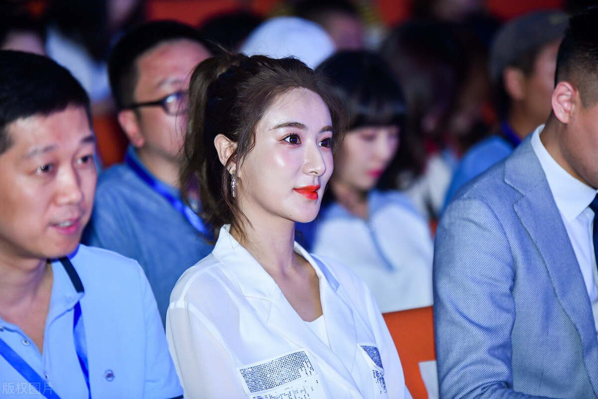 Internet celebrity anchor Wei Ya was fined 1.341 billion for tax evasion - iNEWS