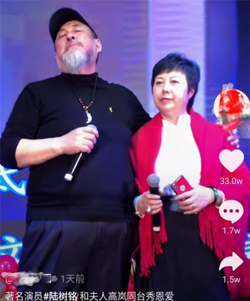 At the memorial service of Lu Shuming, who played Guan Yu, his wife and ...