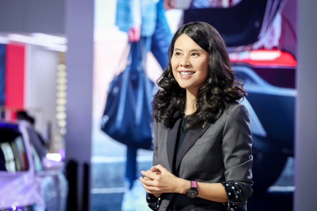 "Iron Lady" Mao Jingbo retires, the sonorous roses are fragrant on the new road - iNEWS