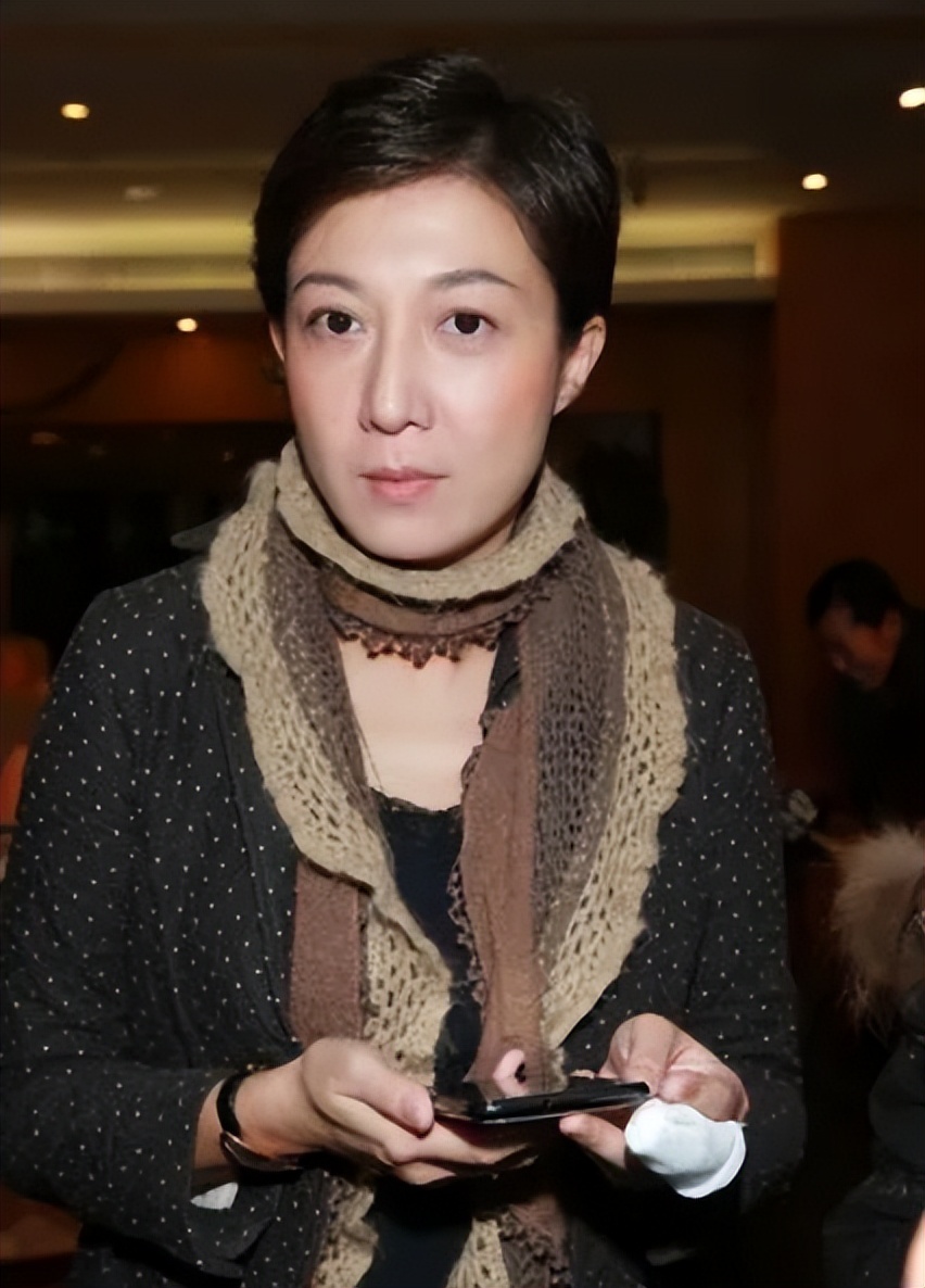 Wu Zhuolin appeared haggard and looked downcast, grabbing food with ...