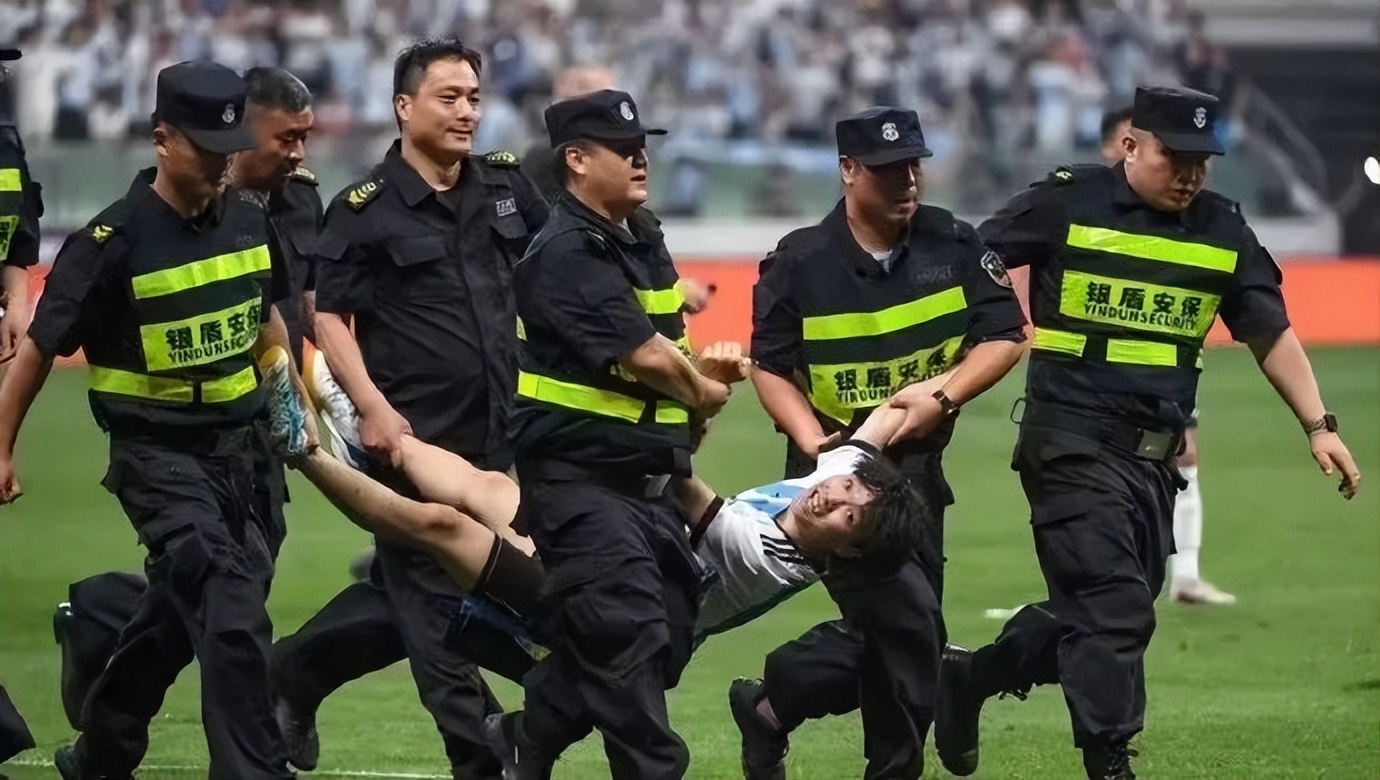Heavy penalty + apology, jumping into the stadium and hugging Messi ...