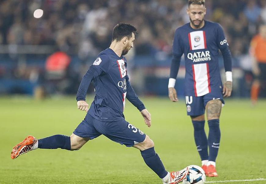 Messi kicks the free kick in the frame!The opponent is like a big enemy ...