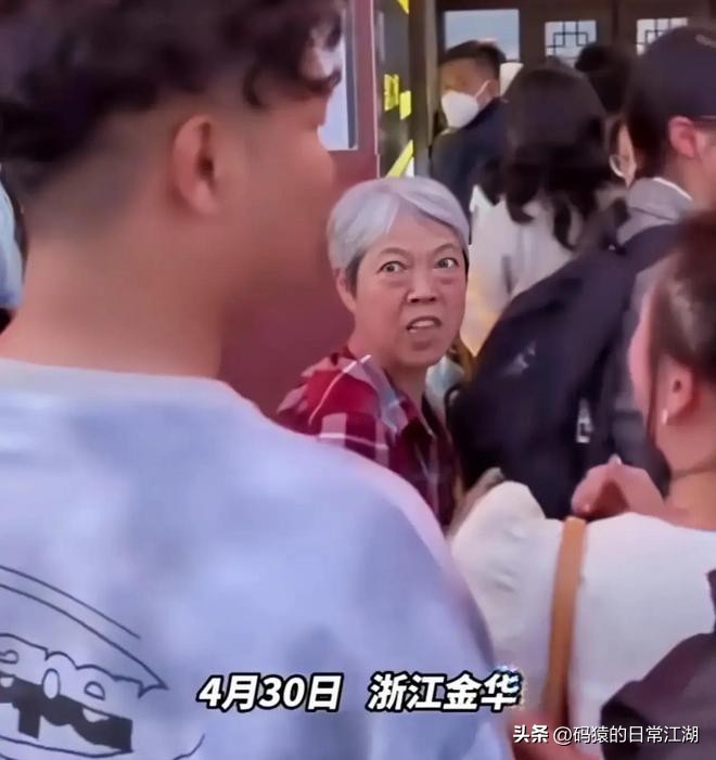 The behavior of these two ladies towards this man is outrageous - iNEWS