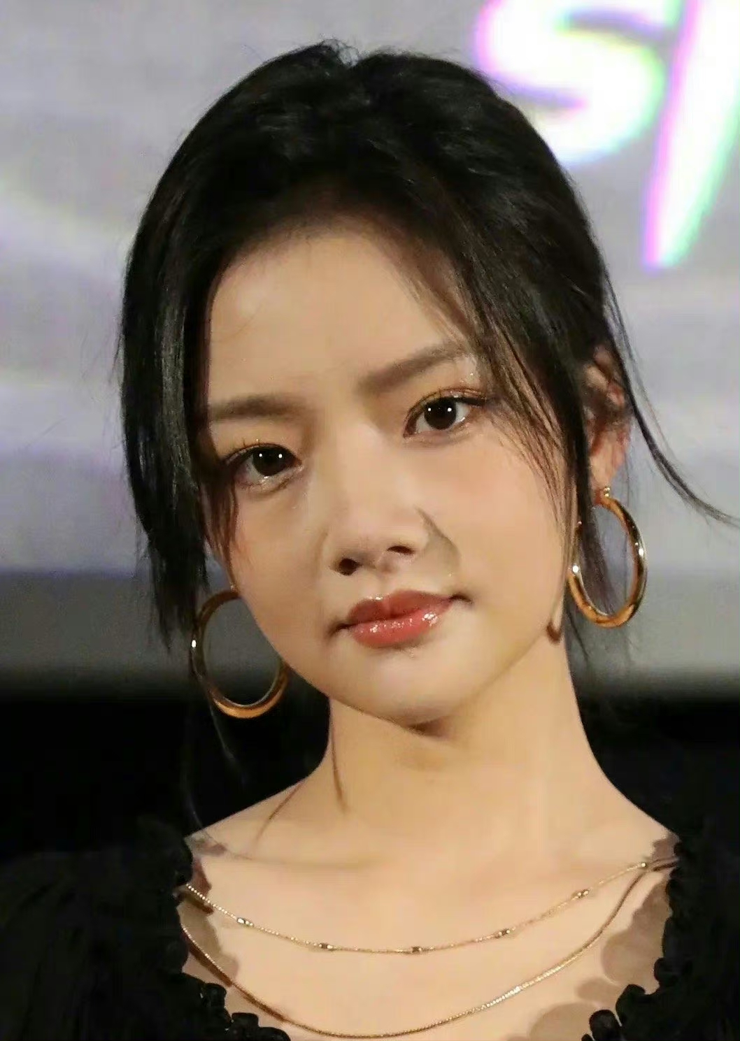 Ren Min appeared at the press conference of "Jade Bones". She was ...