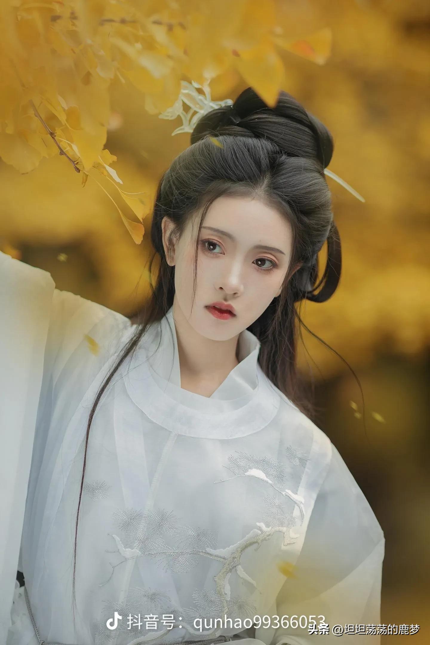 Autumn Hanfu and Ginkgo Photo - iNEWS