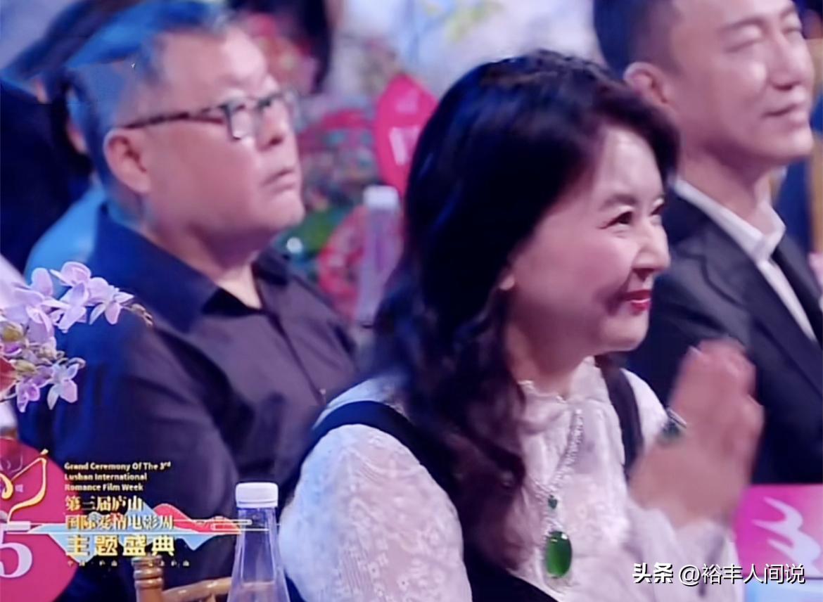 64-year-old Hu Huizhong appeared in Mount Lu, and blew kisses from Dai Shuo's big gem, dressed ...