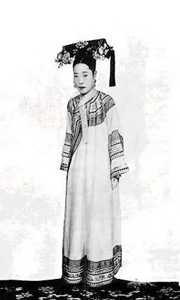 Empress Longyu was distraught and wept and asked the heaven, "Suffering ...