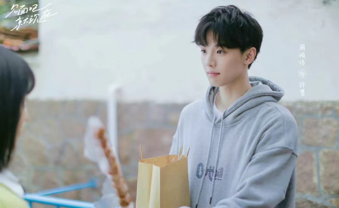 After the spring and summer, the male star Zhou Junwei was also banned ...