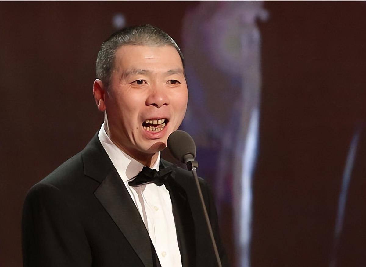 65-year-old Feng Xiaogang wore a "navel-baring outfit" with an abnormally round belly, and 53 ...