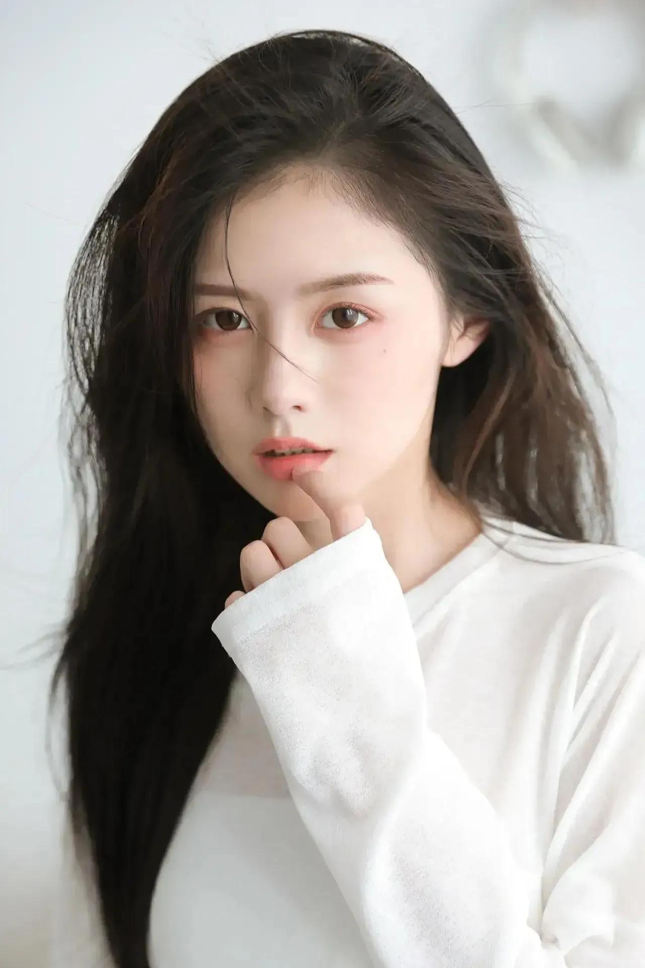 Beautiful actress Lin Zhen - iNEWS