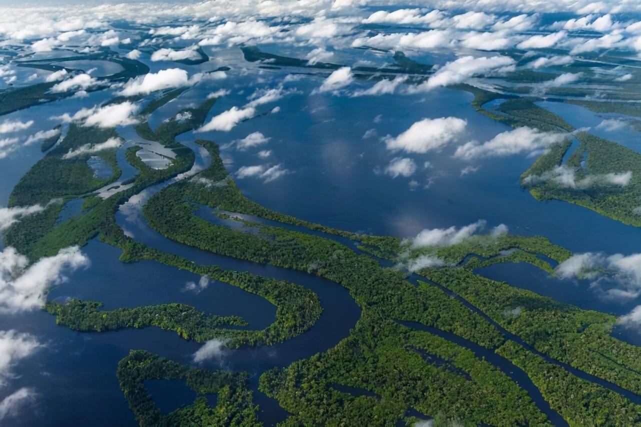 The river with the largest flow and the largest drainage area in the ...