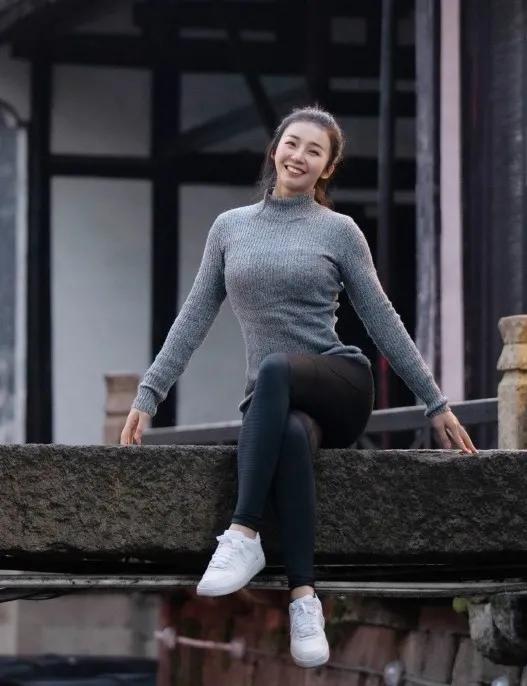 Female anchor Zhang Manyuan - iNEWS