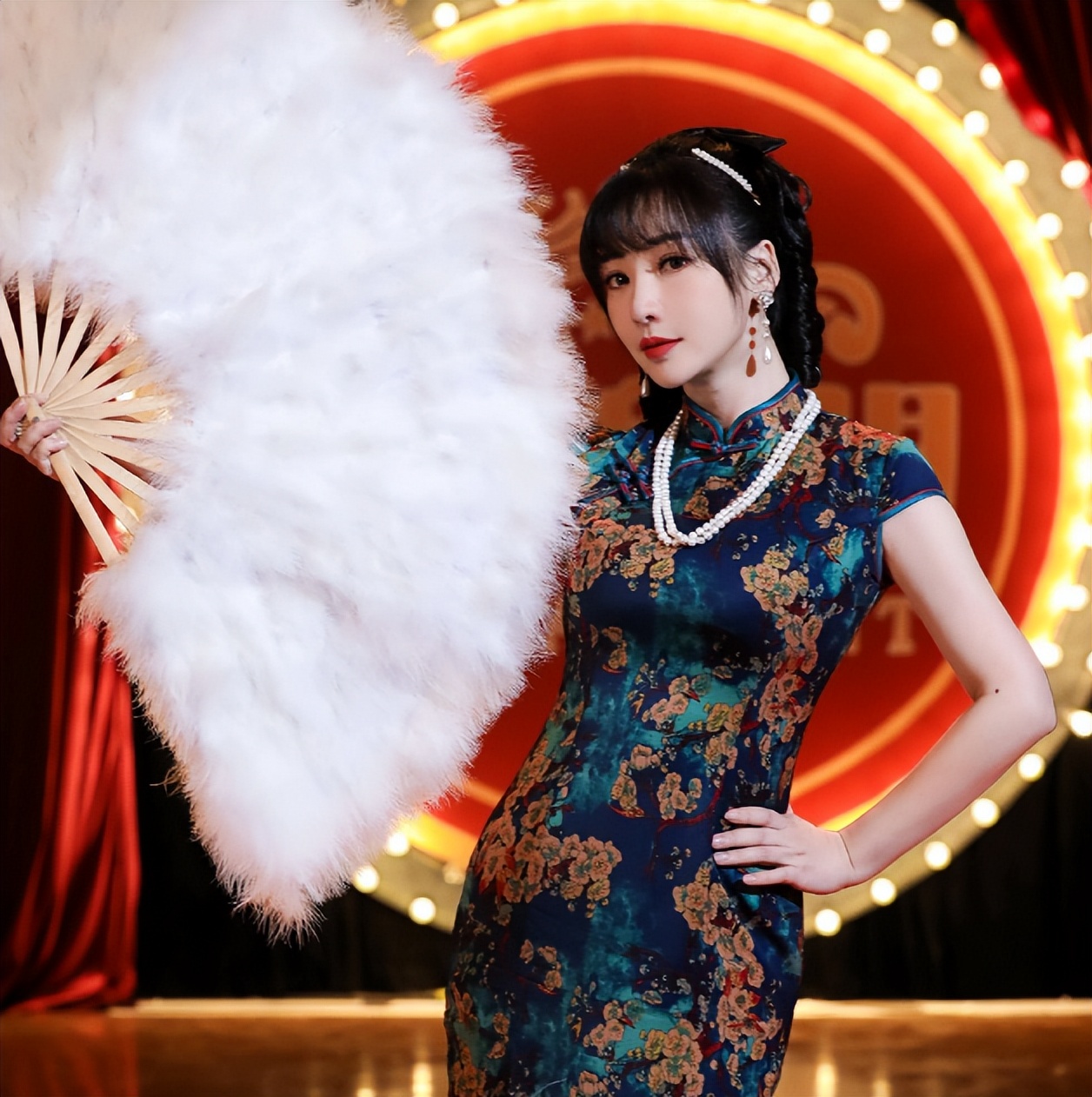 Liu Yan's new Chinese-style blockbuster released wearing a cheongsam ...