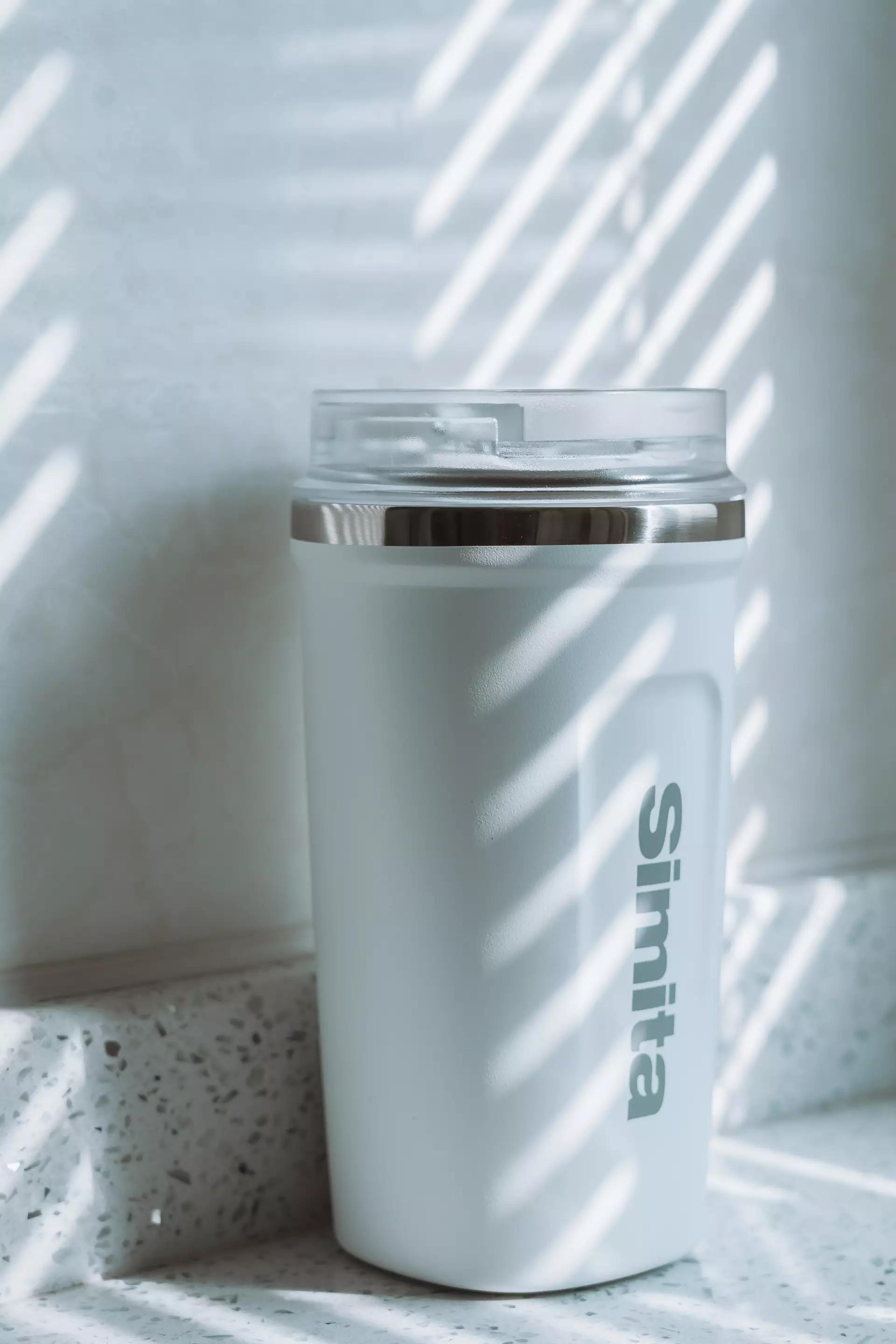 A touch of white in winter is so warm!- Simita square coffee mug - iNEWS