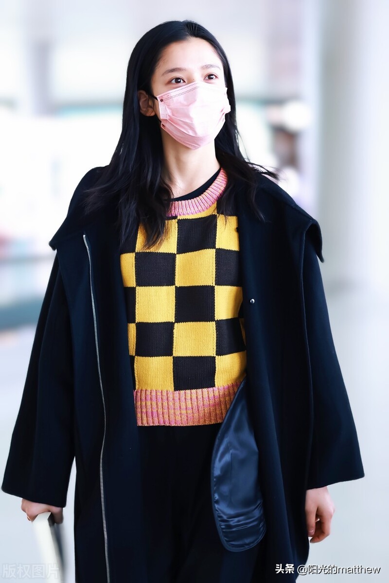 Street shot: Zhang Jingyi black woolen coat + checkerboard sweater ...