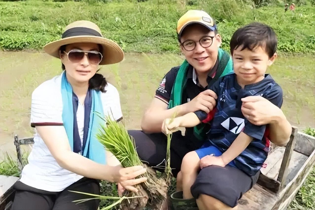 Huo Qigang's family went on a trip, the three children's faces were ...