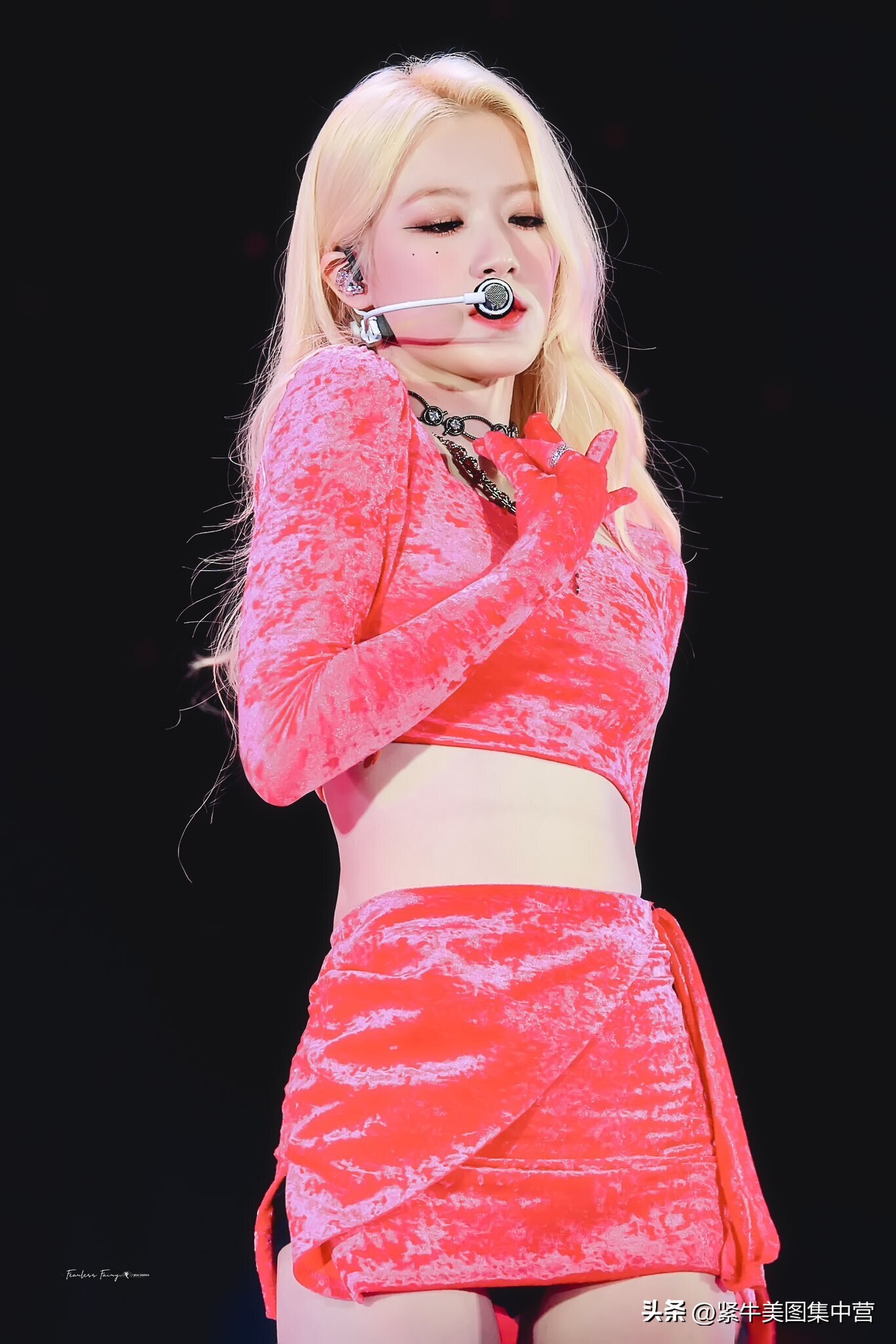 Beautiful picture of Shuhua playing songs on stage - iNEWS