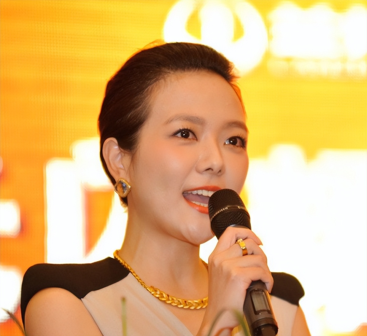Wang Han's wife Yang Lele, after retiring from the circle and returning ...