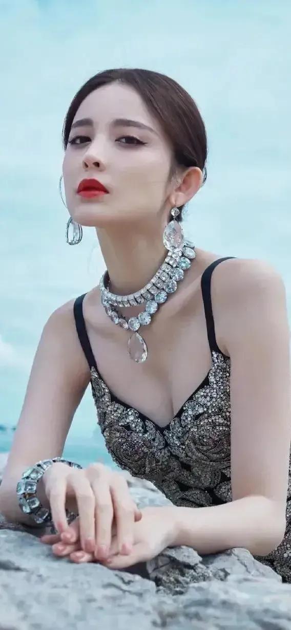 Sexy Goddess Guli Nazha has a good figure - iNEWS