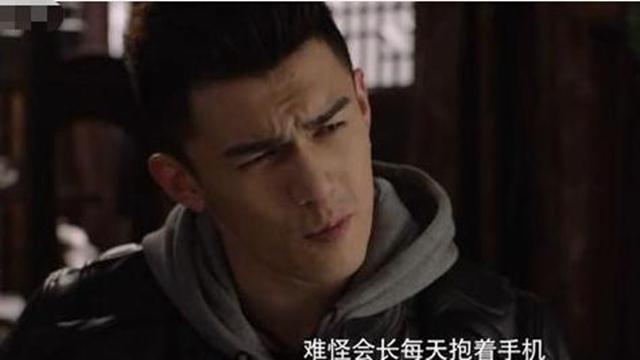 Why does Zhang Rishan always play with his mobile phone in "Sand Sea ...