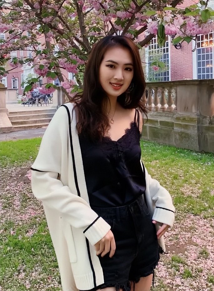 None of these 3 actresses dared to "submerge". On the surface they are ...