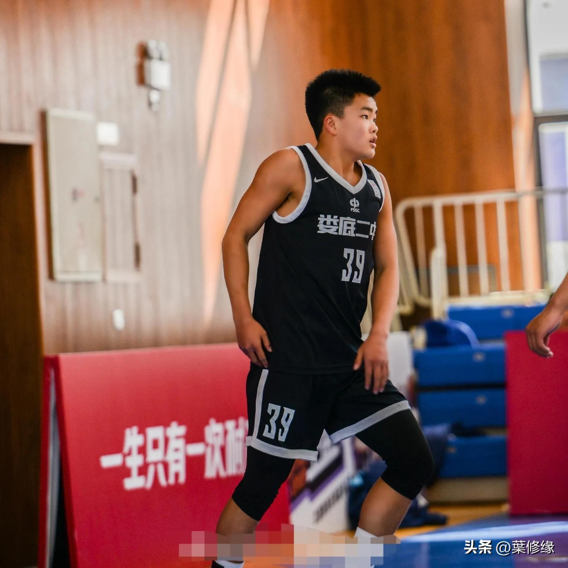 Liu Zhenyu crossed the line smoothly, and the small guard with a height of only 1.75 meters ...