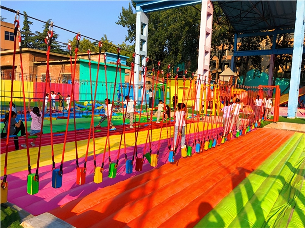 Jungle crossing amusement equipment allows players to challenge ...