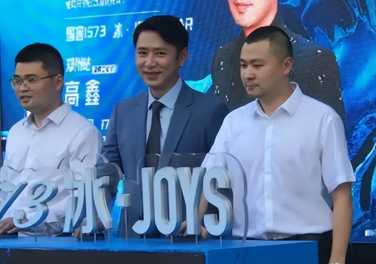 Gao Xin wears suits to participate in outdoor activities. Under the ...