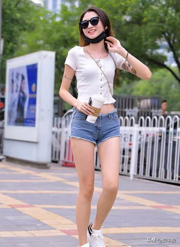 A white T-shirt and ultra-short shorts show off your figure perfectly ...