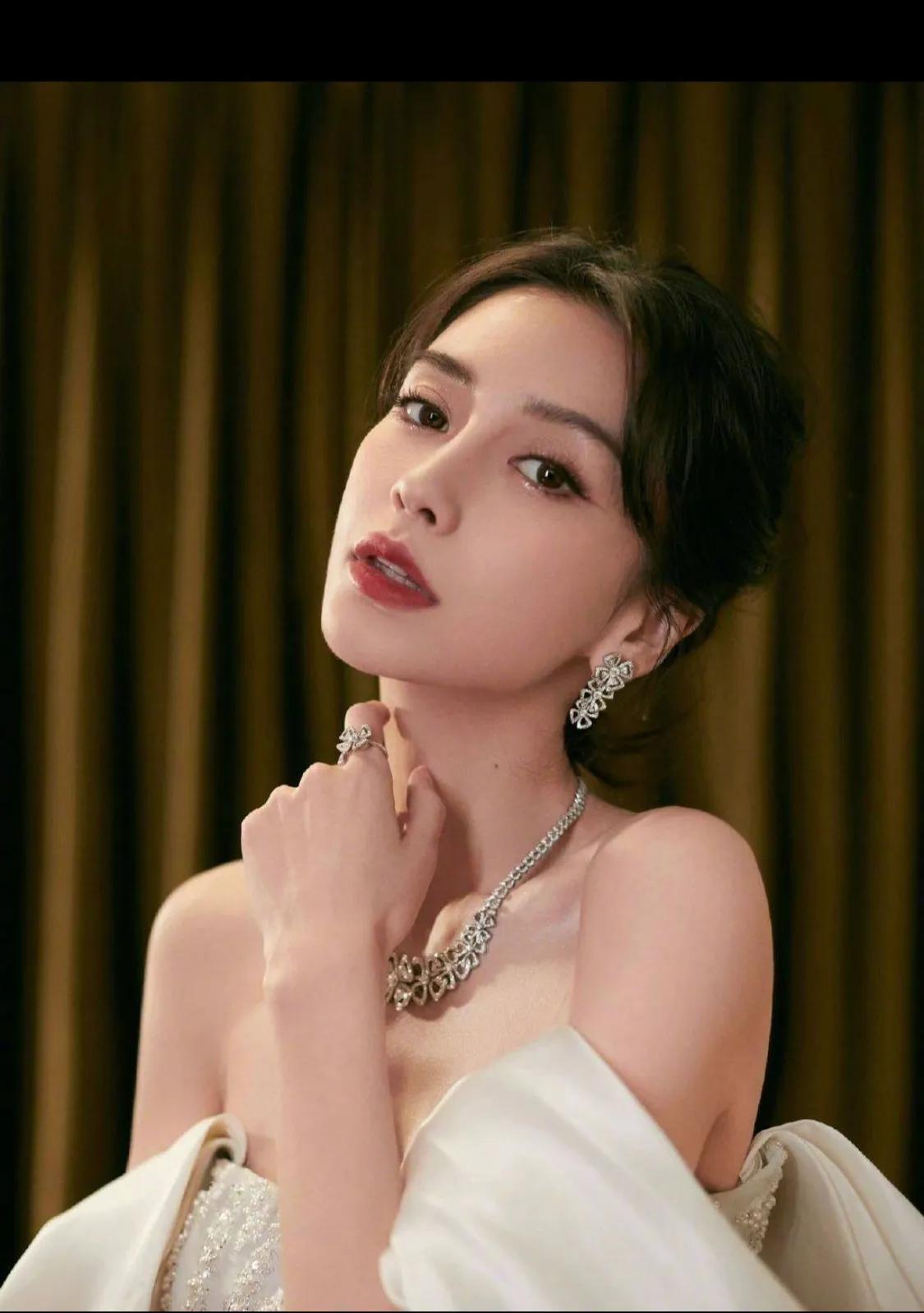 Baby Yang Ying's new look, gentle and atmospheric, with sultry eyes - iNEWS