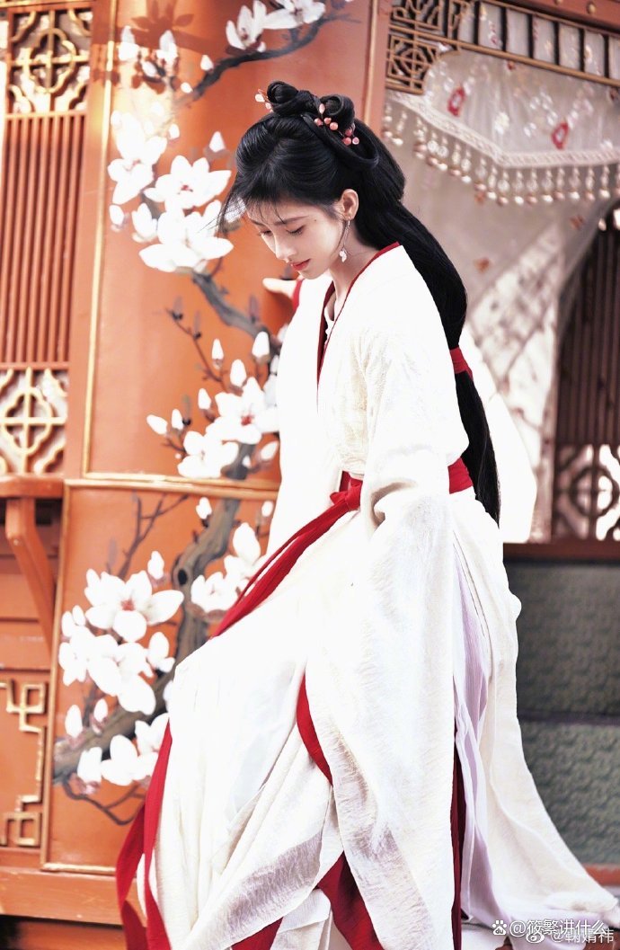 Ju Jingyi posted a behind-the-scenes photo of "The Order of Flowers ...
