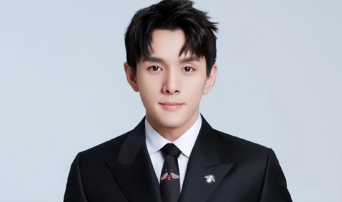 When Li Jiaqi was exposed and apologized, he looked at the teleprompter ...