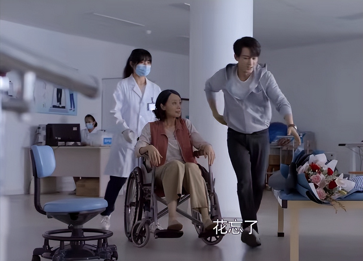 8 years older than Tan Jianji, he played an elder in "Are You Safe ...