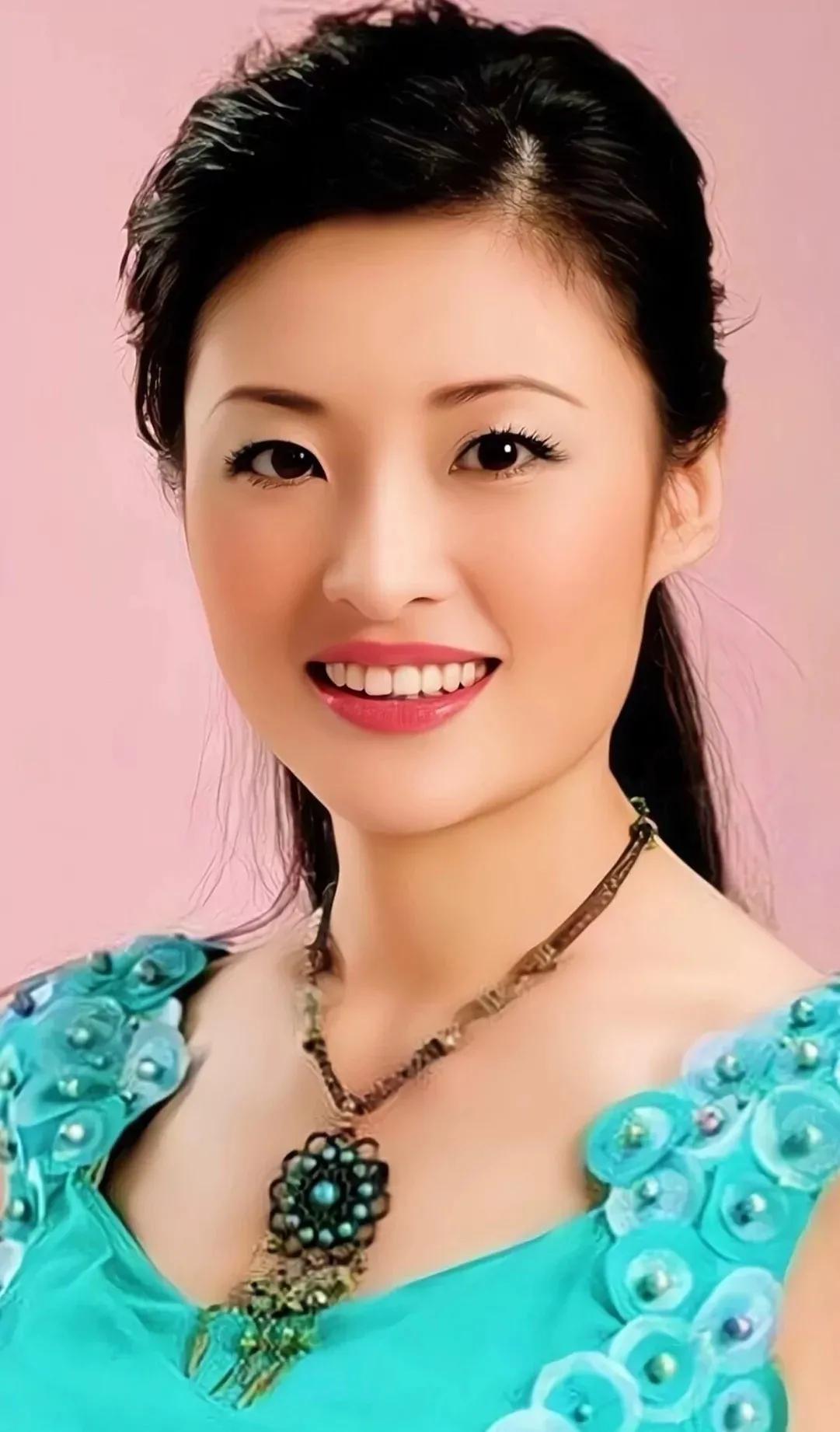 Li Sisi, Zhou Tao, Dong Qing, Li Hong, Zhu Xun, Fang Qiong, Liu Yan and other hosts, who is the ...