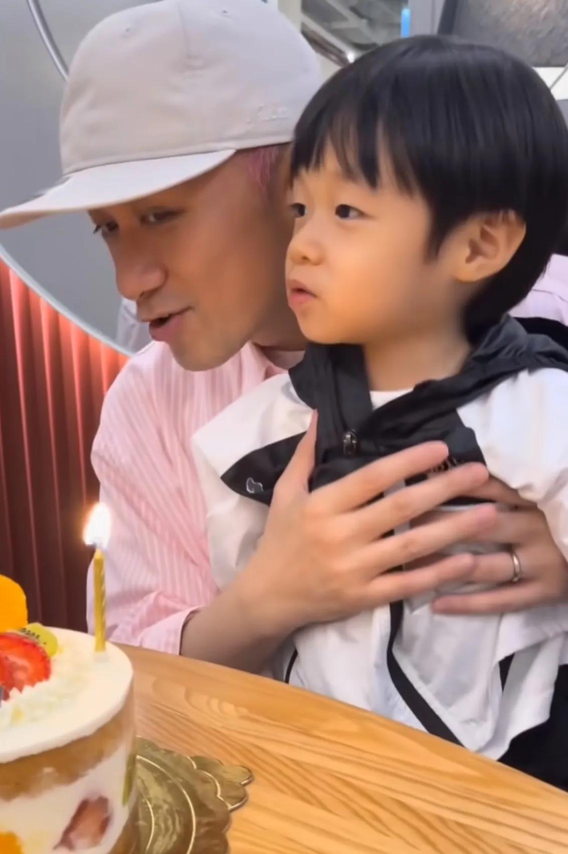51-year-old Ku Juji posted photos to celebrate his birthday! Red hair ...