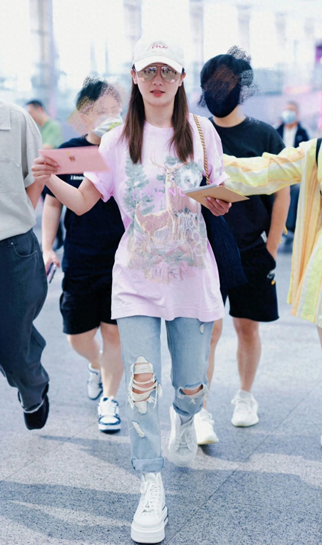 40-year-old Charlene Choi made her first public appearance after ...