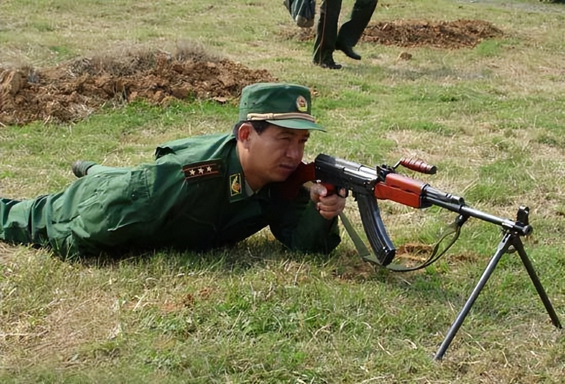 He is China's "one-armed hero" who salutes the army with his left hand ...