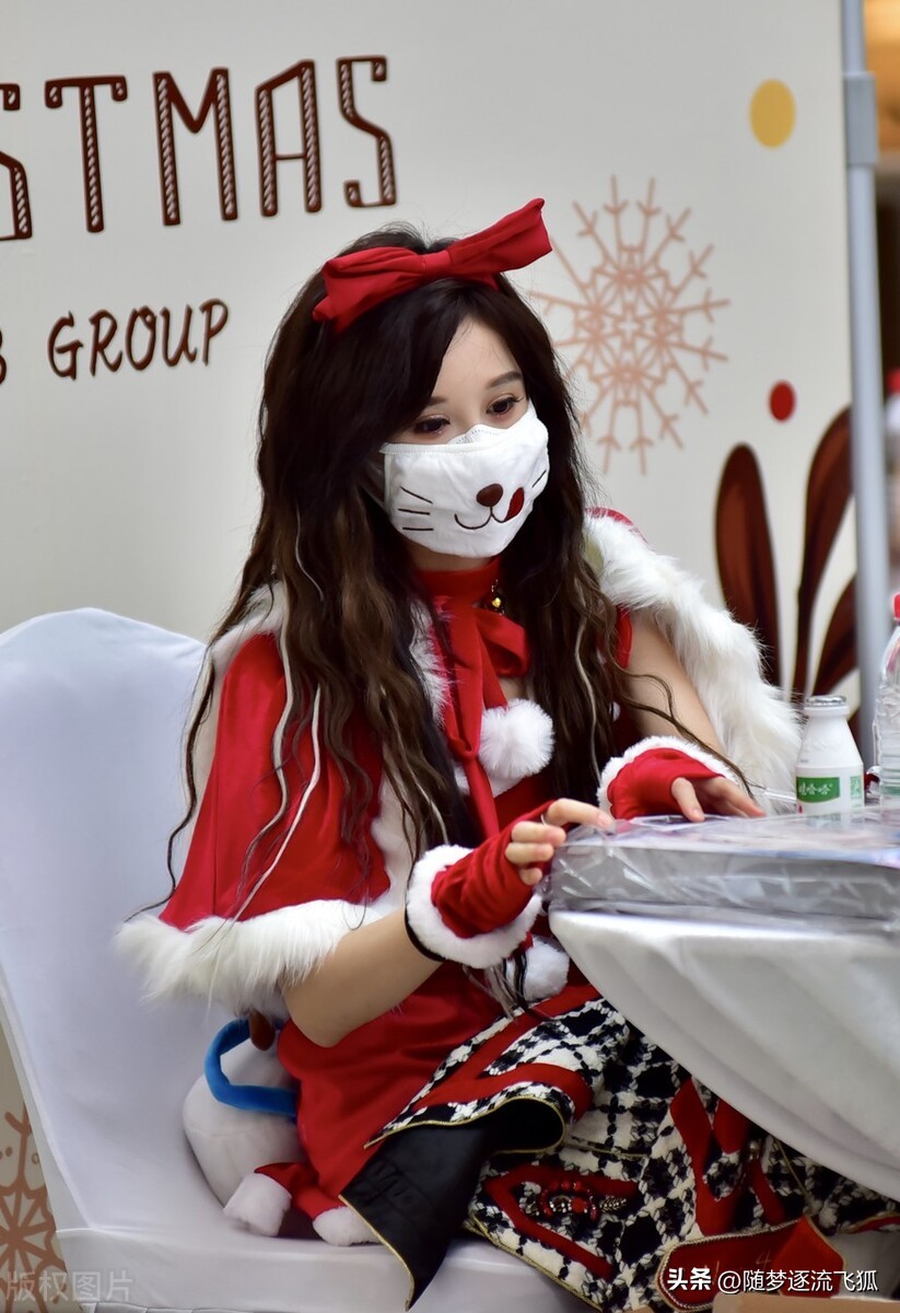 SNH48 Duan Yixuan attended the Christmas fan meeting, wearing a bowknot ...